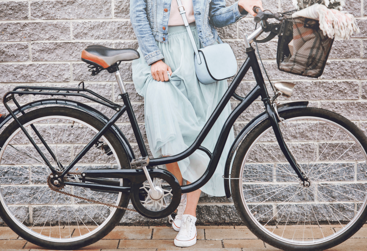 Fietsen met een lange rok? Met déze tip komt hij niet in je spaken