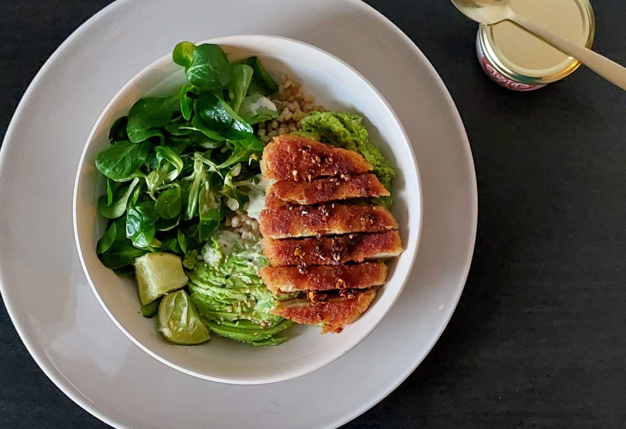 Frisse green salad bowl met avocado, parelgerst, tuinbonen en vegan ...